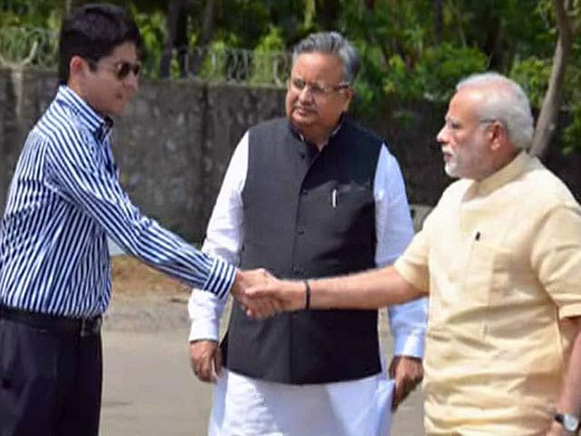 काला चश्मा लगाकर क्यों मिलाया पीएम से हाथ? बस्तर के डीएम को नोटिस