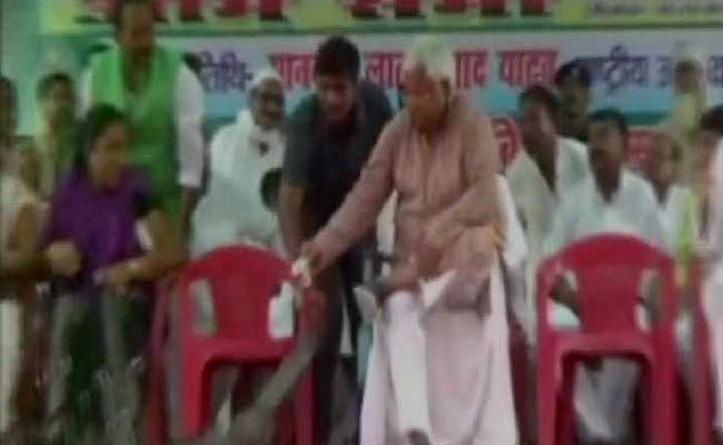 Fan Falls on Lalu Prasad at an Election Rally in Bihar