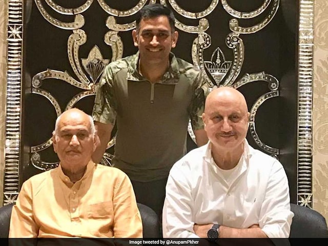 Mahendra Singh Dhoni Introduces Reel And Real Life Father | Cricket News