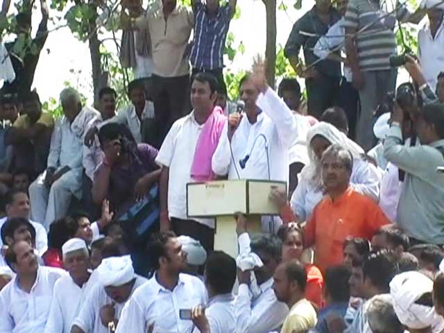 Muzaffarnagar: politicians addressed crowd armed with swords, guns